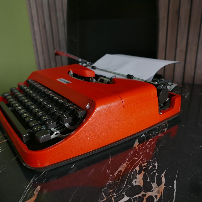 Underwood 19 USA Portable Mechanical Typewriter in Bright Orange ...