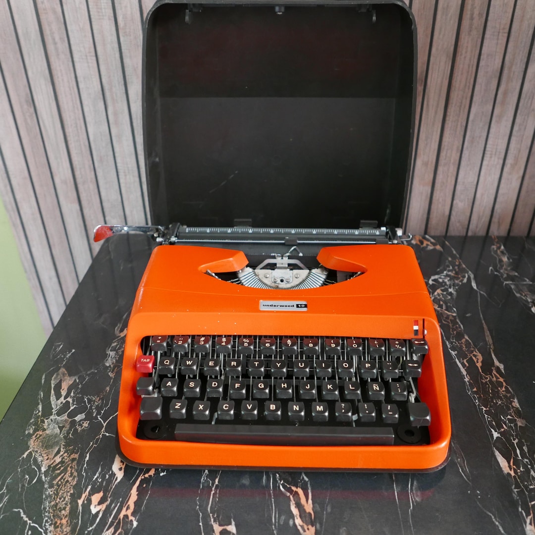Underwood 19 USA Portable Mechanical Typewriter in Bright Orange ...