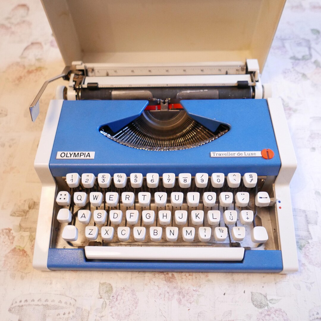 OLYMPIA TRAVELER De Lux - Blue - Mechanical Typewriter - Germany ...