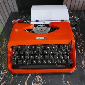 Underwood 19 USA Portable Mechanical Typewriter in Bright Orange ...