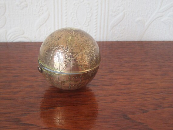 Vintage Pygmalion gold-tone Map of the World Globe co… - Gem