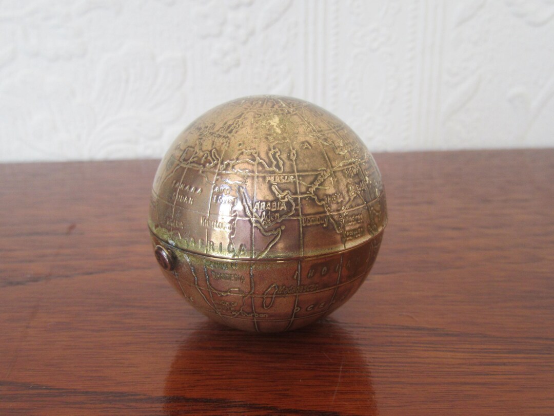 Vintage Pygmalion Gold-tone Map of the World Globe Compact. Gold-tone ...
