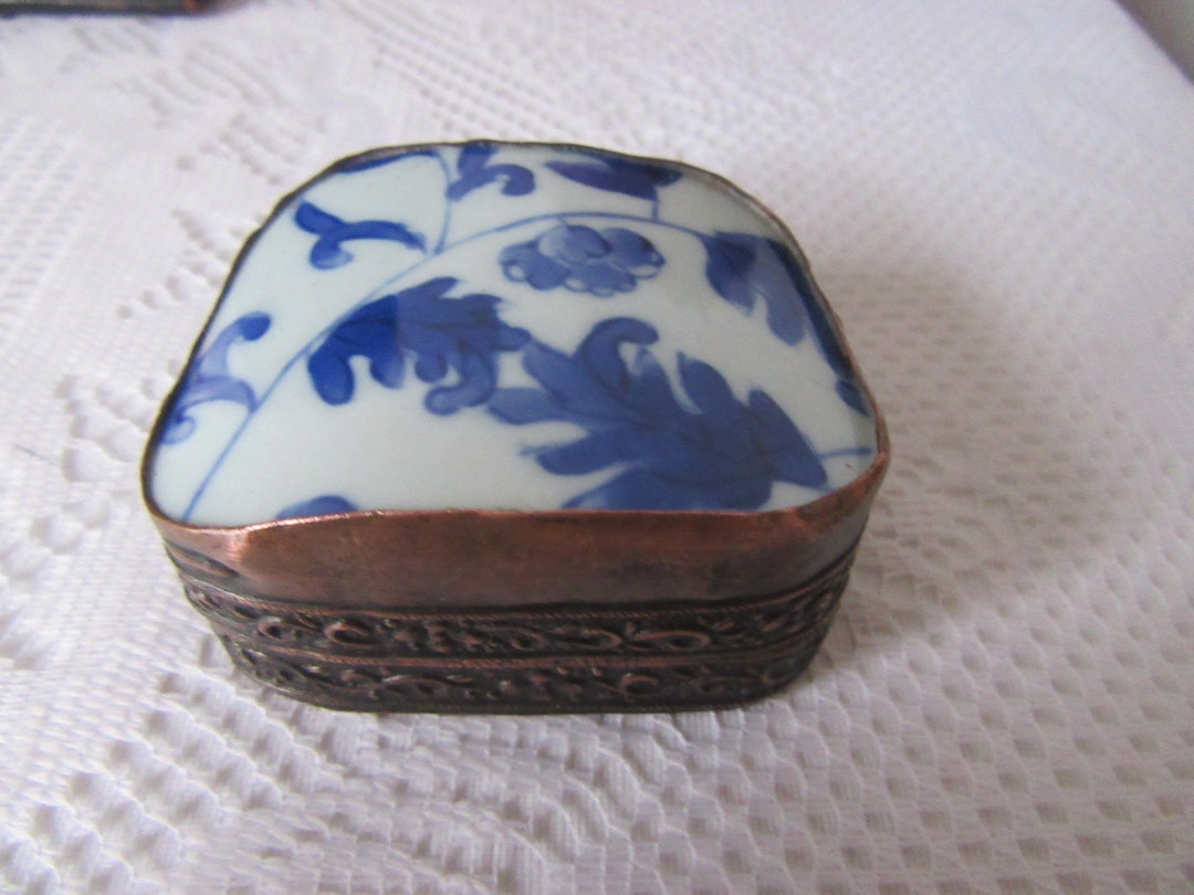 Antique 1800s Trinket/pill Box. Porcelain Oriental Shard Top ...