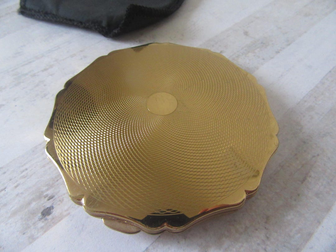 Vintage Stratton Queen Convertible Compact. Gilt Gold-tone Scalloped ...