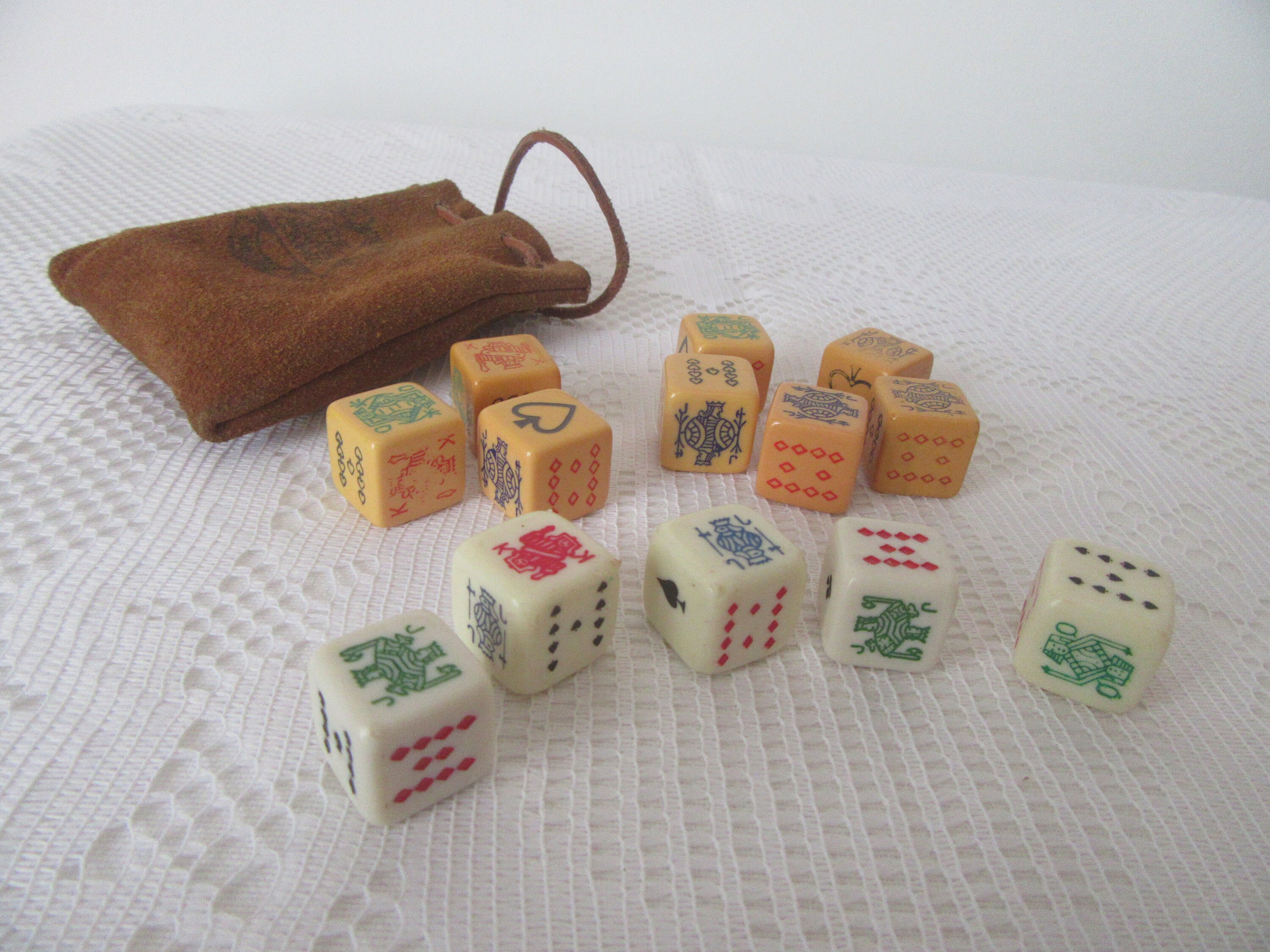 Vintage Bakelite Poker Dice in Leather Pouch.1.5 X 1.5cm 5 White 8 ...