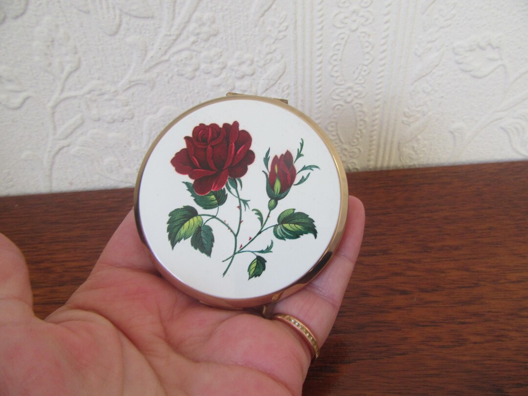 Vintage Red Roses Stratton Compact. White Enamel Top With Rose and Rose ...