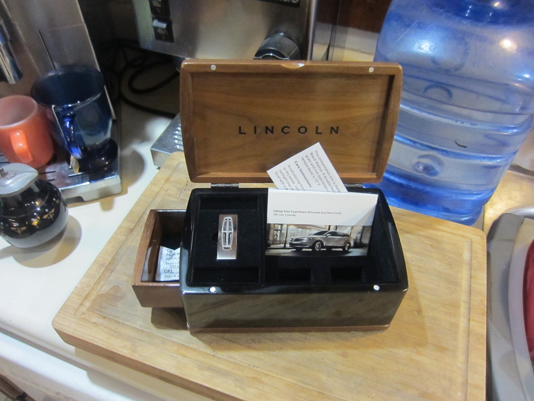Lincoln Continental Walnut Lacquer Wood Valet Jewelry Presentation Box ...