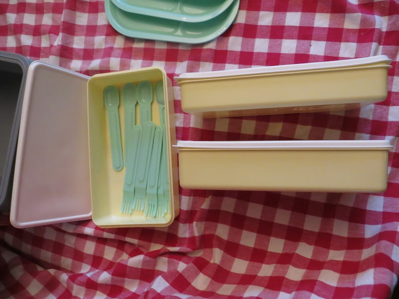 Vintage Tupperware Type Picnic Set. - Etsy