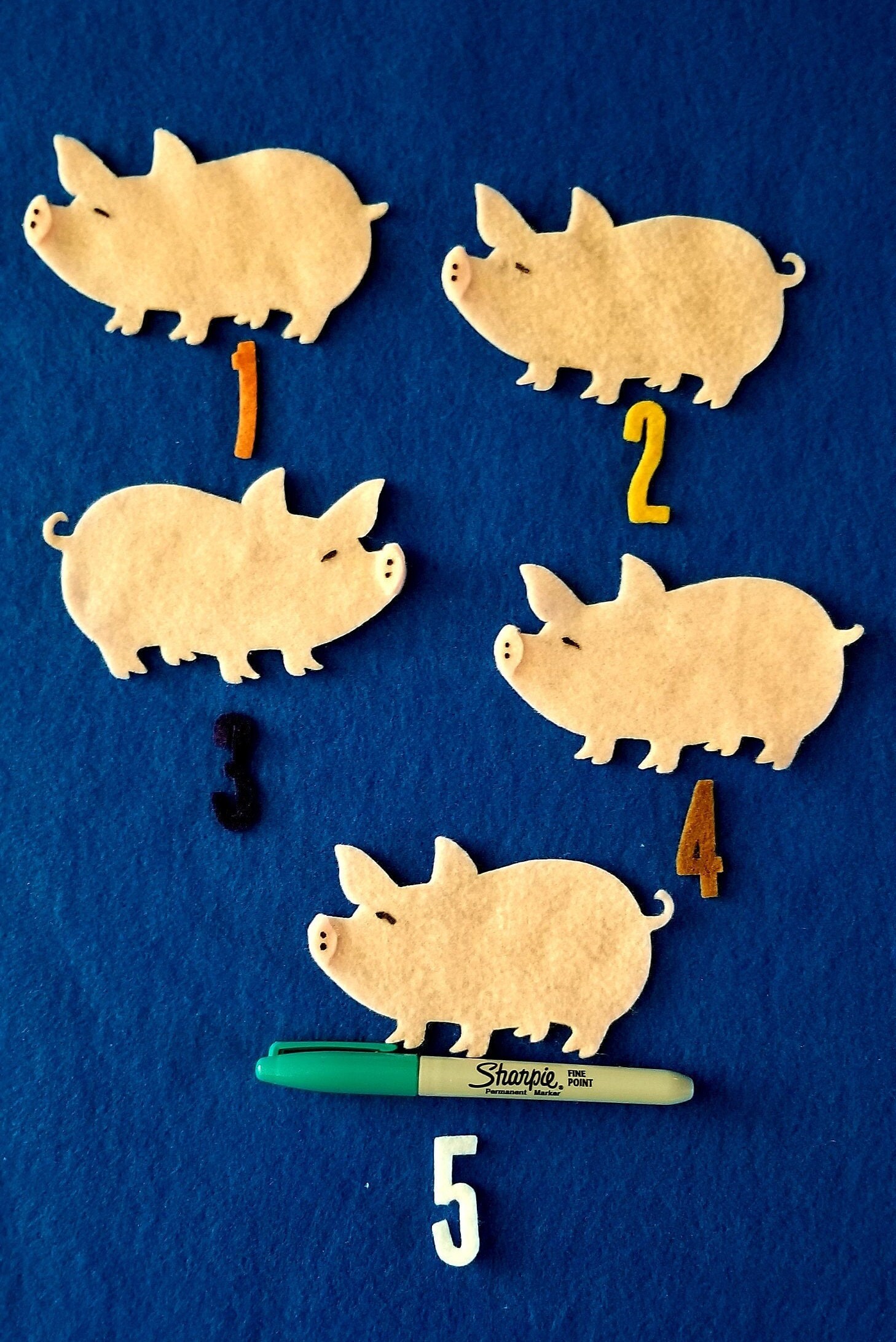 5 squeaky clean pigs felt stories//5 clean pigs felt board | Etsy