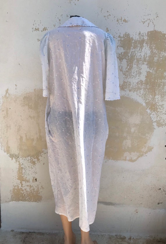 White 80s vintage buttoned night dress/robe with smal… - Gem