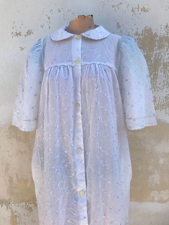 White 80s vintage buttoned night dress/robe with smal… - Gem