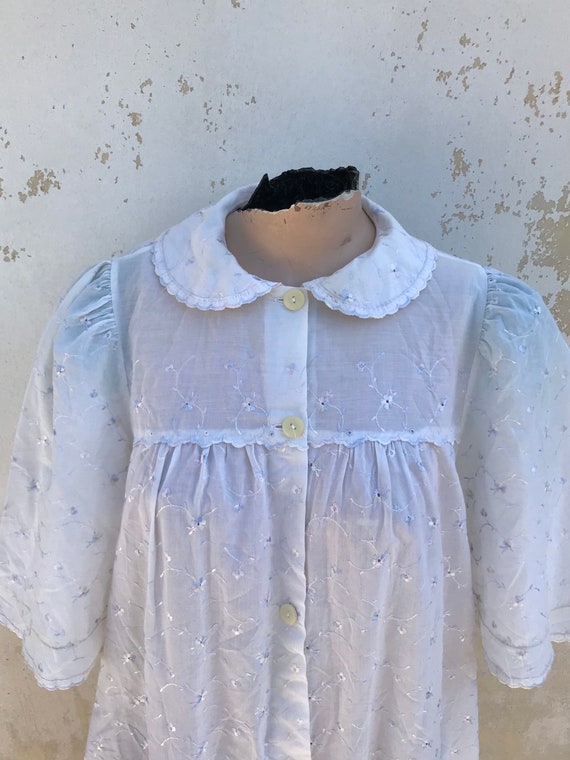 White 80s vintage buttoned night dress/robe with smal… - Gem