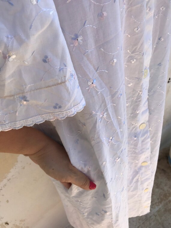 White 80s vintage buttoned night dress/robe with smal… - Gem