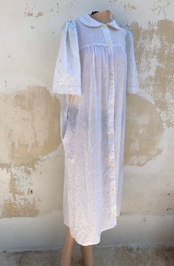 White 80s vintage buttoned night dress/robe with smal… - Gem