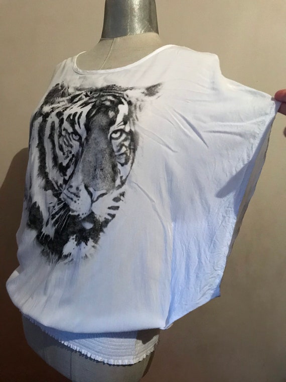 Bat winged white boxy fitted top featuring a huge tig… - Gem