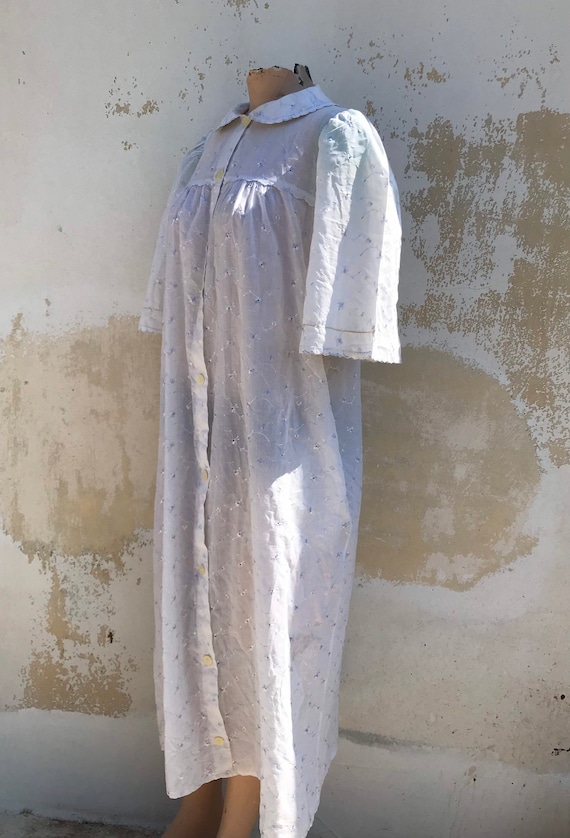 White 80s vintage buttoned night dress/robe with smal… - Gem
