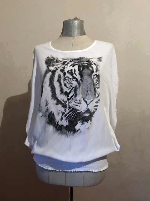 Bat winged white boxy fitted top featuring a huge tig… - Gem