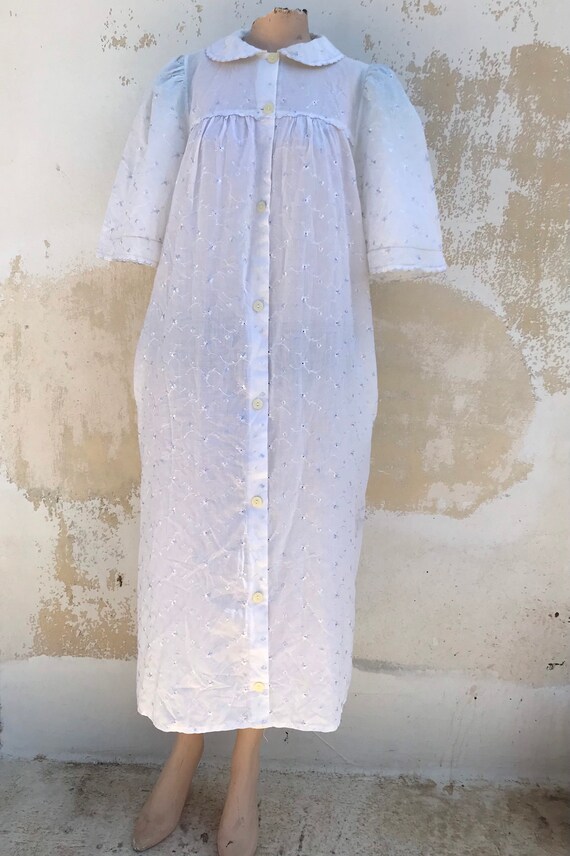 White 80s vintage buttoned night dress/robe with smal… - Gem