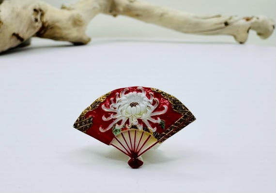 1940s Toshikane Red Hand-Fan with White Chrysanthemum… - Gem