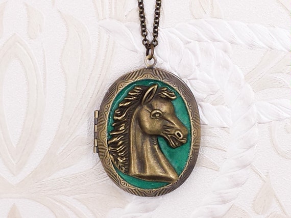 Locket horse store