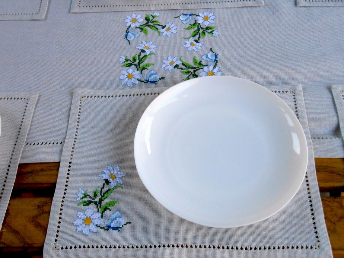 Linen Embroidered Table Runner and Rectangular Napkins. Machine ...