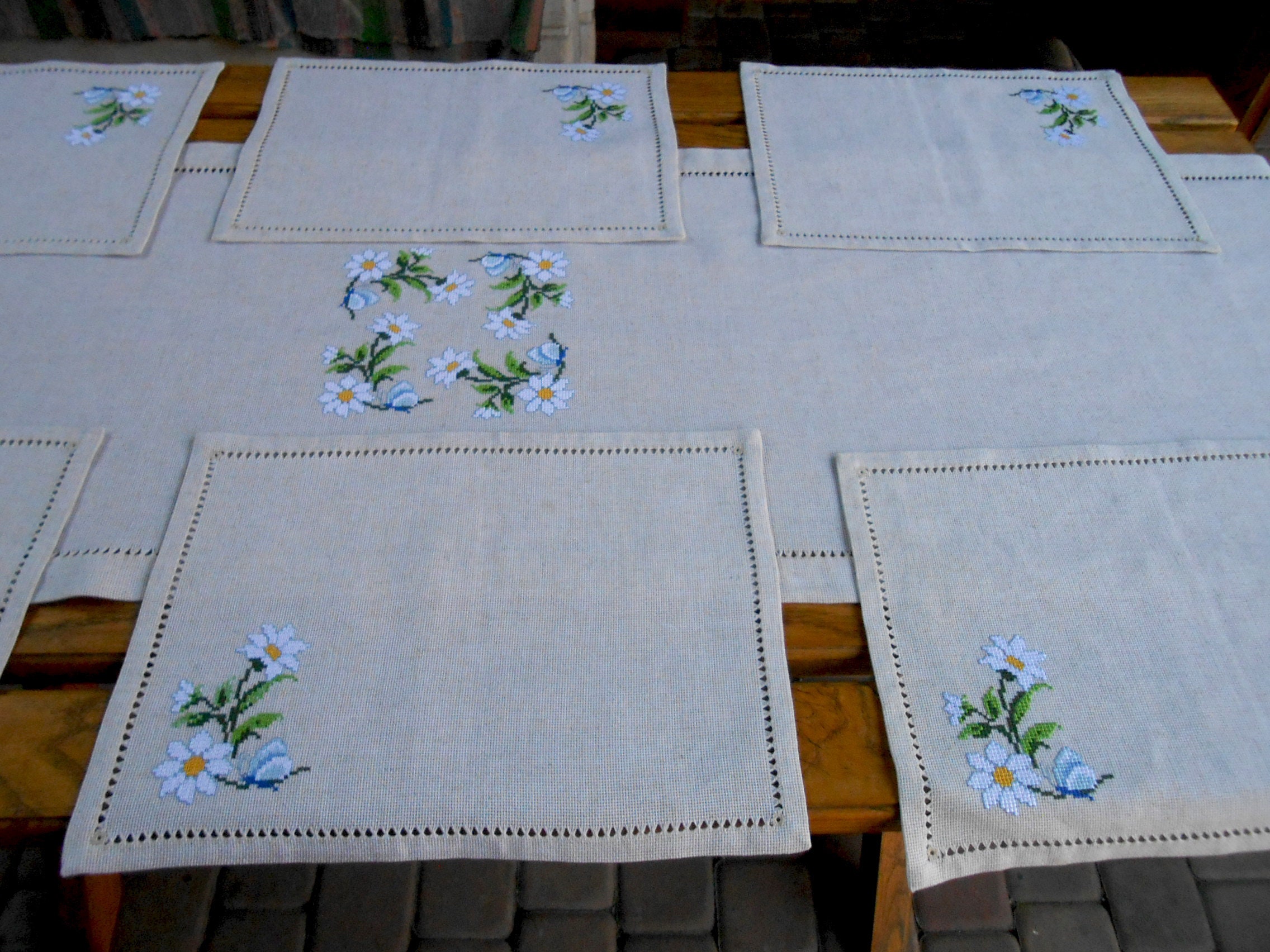 Linen Embroidered Table Runner and Rectangular Napkins. Machine ...