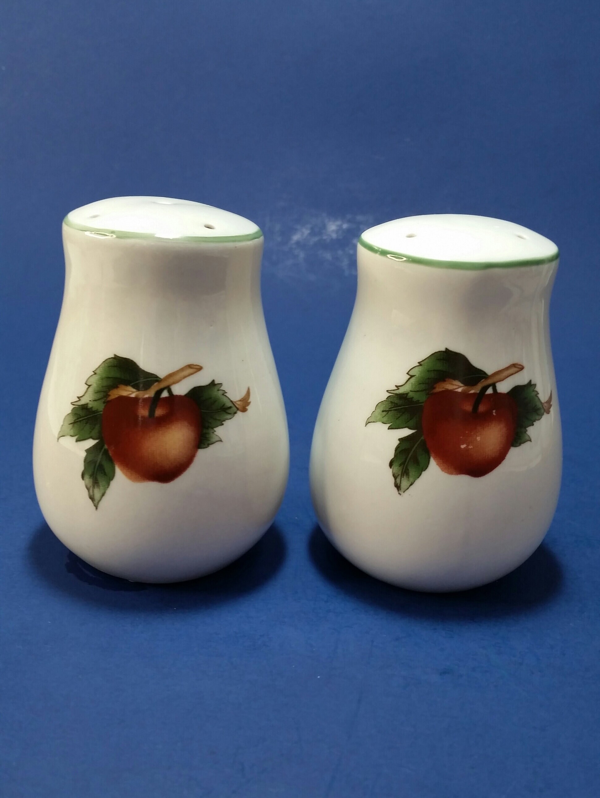 farmhouse apple decor Vintage ceramic apple salt and pepper shaker set ...