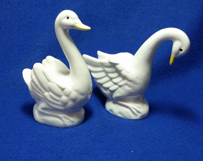 White Swan Figurine Set / Swan Couple Figurine Set / White - Etsy