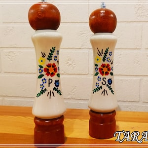 Funky salt and pepper mills store
