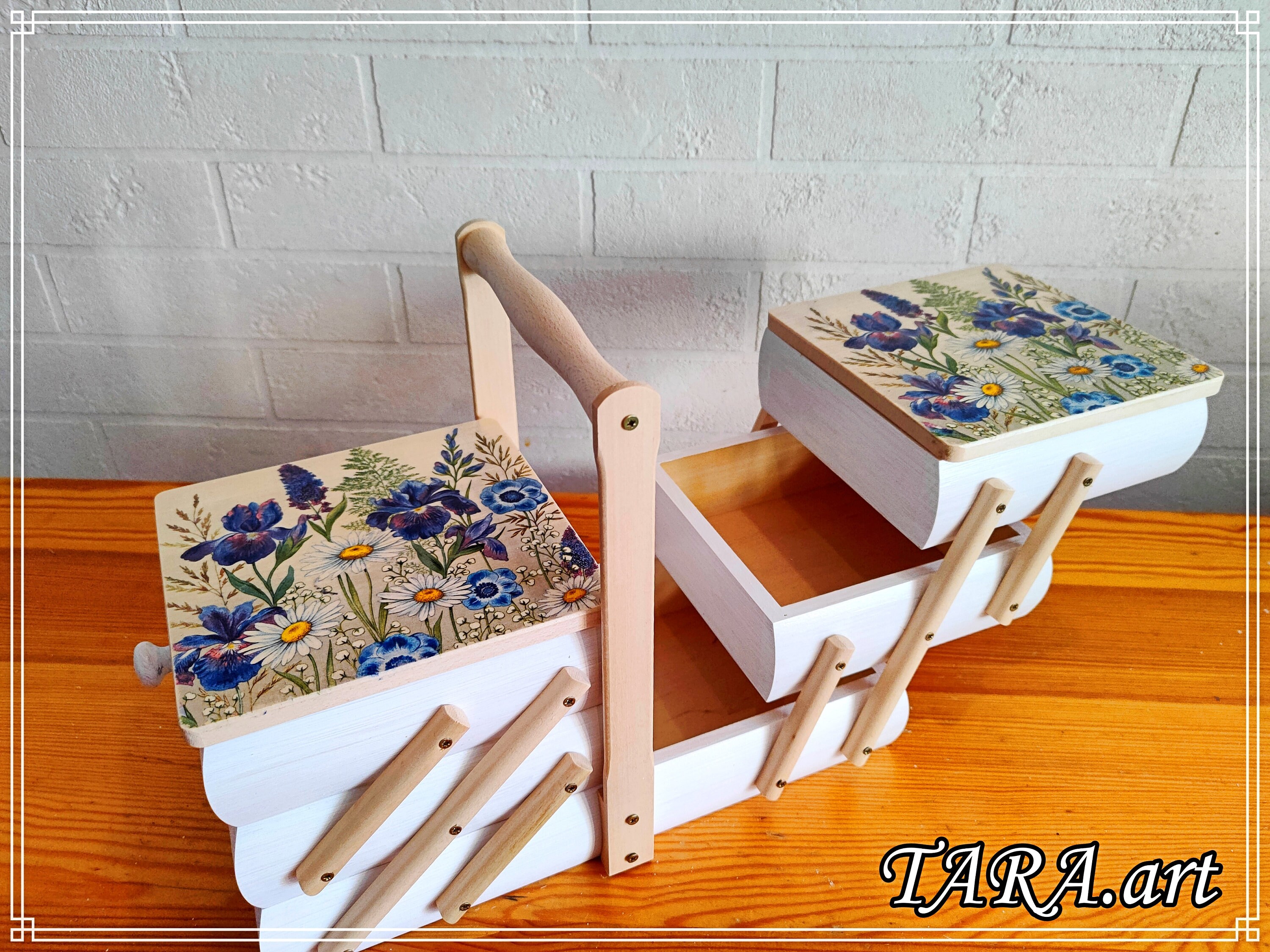 Expandible Box With Fitted Comparts, Wooden Sewing Box Decorated With ...