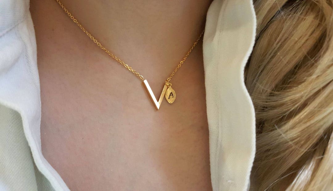 Collier V délicat, collier feuille initiale, colliers Chevron, collier ...