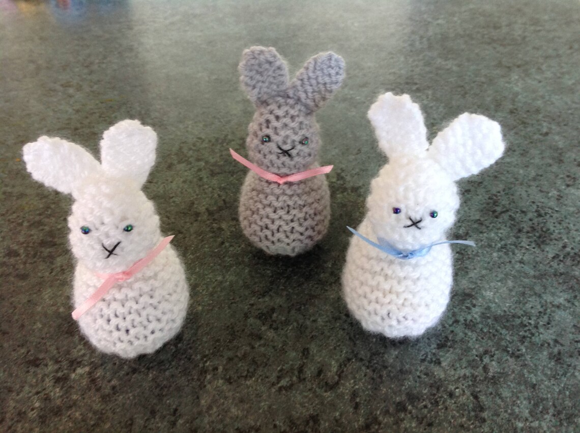 An Easter bunny PDF knitting pattern in two sizes. The smaller | Etsy