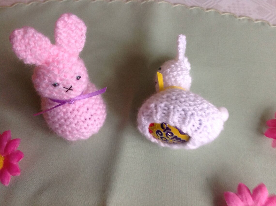 An Easter bunny PDF knitting pattern in two sizes. The smaller | Etsy