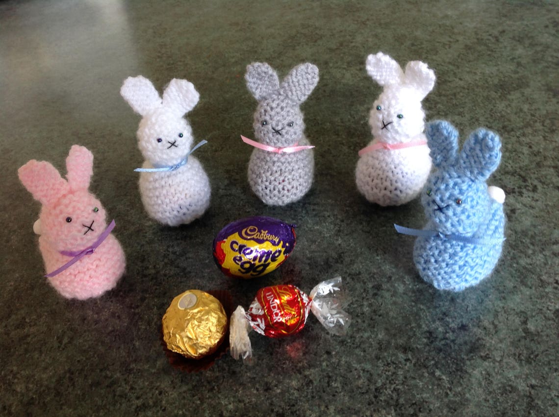 An Easter bunny PDF knitting pattern in two sizes. The smaller | Etsy