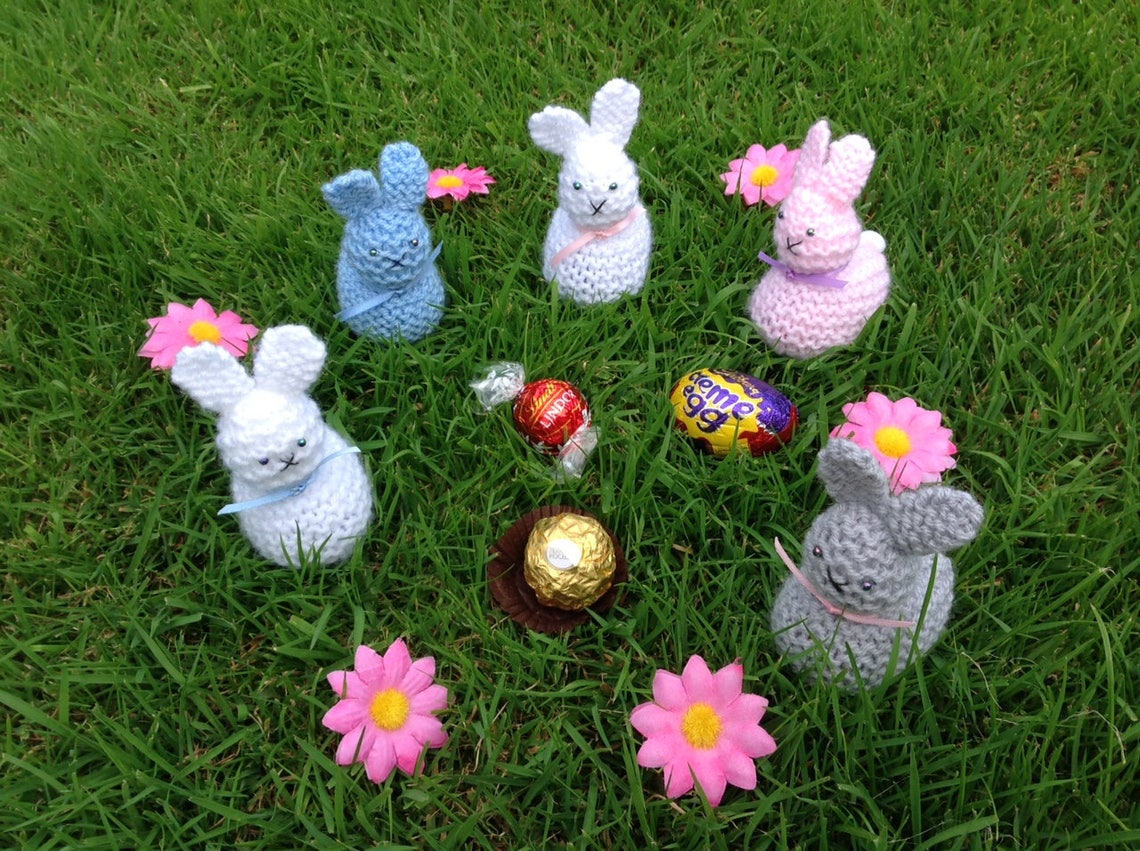 An Easter bunny PDF knitting pattern in two sizes. The smaller | Etsy