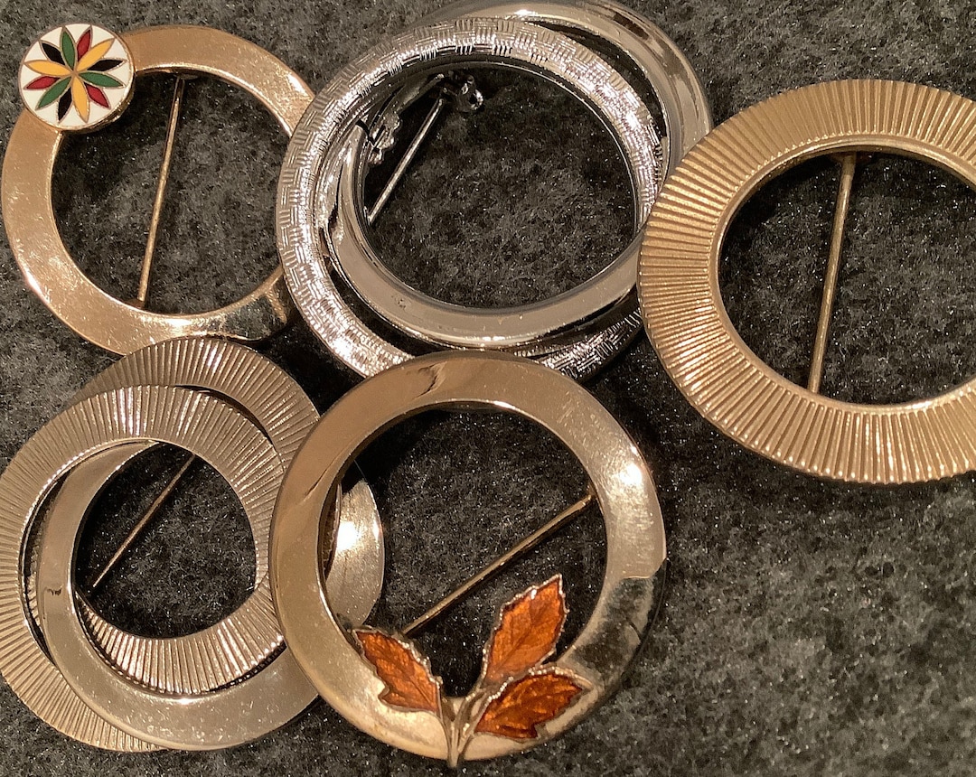 A Variety of Midcentury Circle Brooches - Etsy