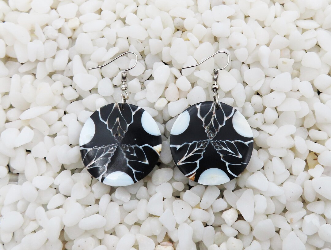 Black Cone Shell Cross Section Mother of Pearl Shell Round Resin ...