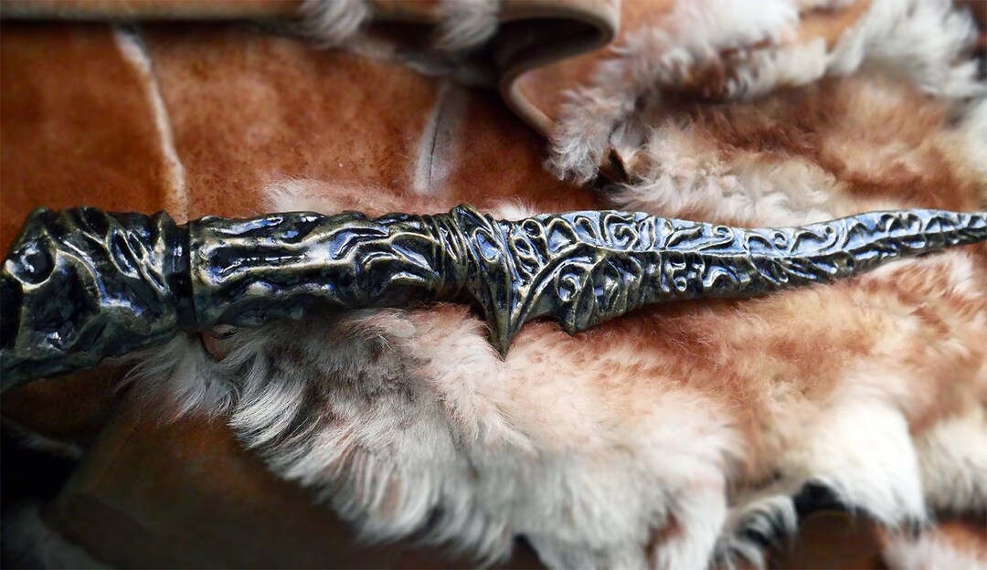 The Elder Scrolls Skyrim Nettlebane Dagger. Skyrim Weathered Cosplay ...