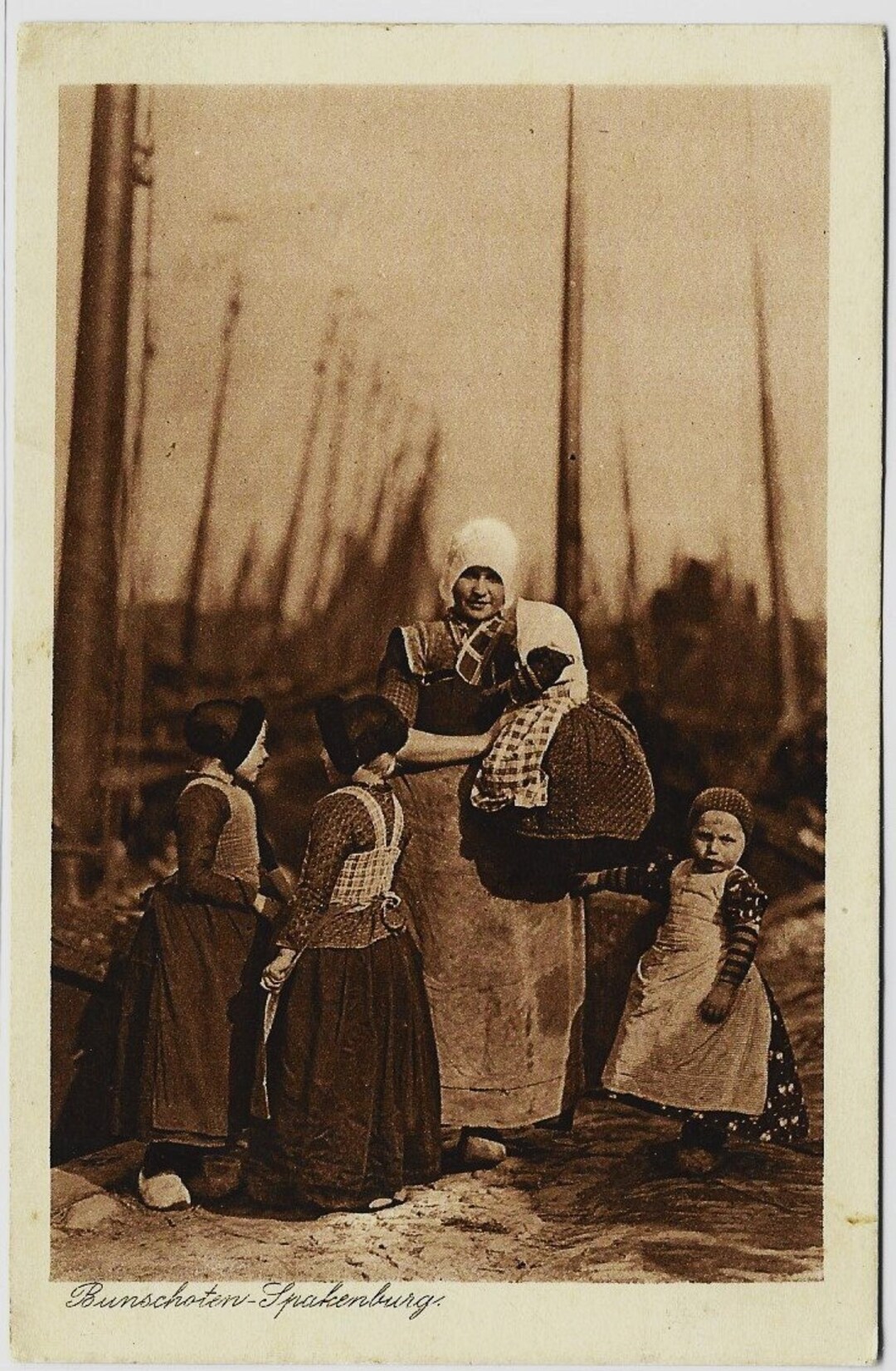 DUTCH FAMILY, Traditional Costumes, SPAKENBURG, Vintage Ethnic Postcard ...