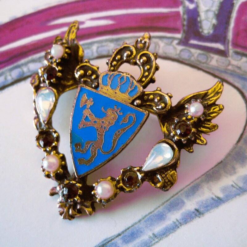 Lion Crest Brooch - Etsy
