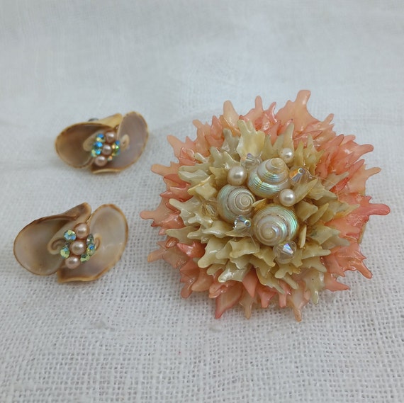 Vintage Peach and White Tropical Shell Brooch and Ear… - Gem