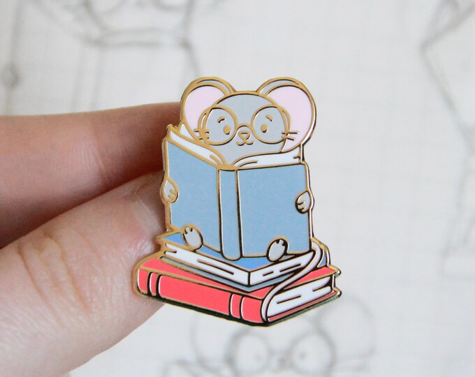 Mouse & Books Enamel Pin - Etsy