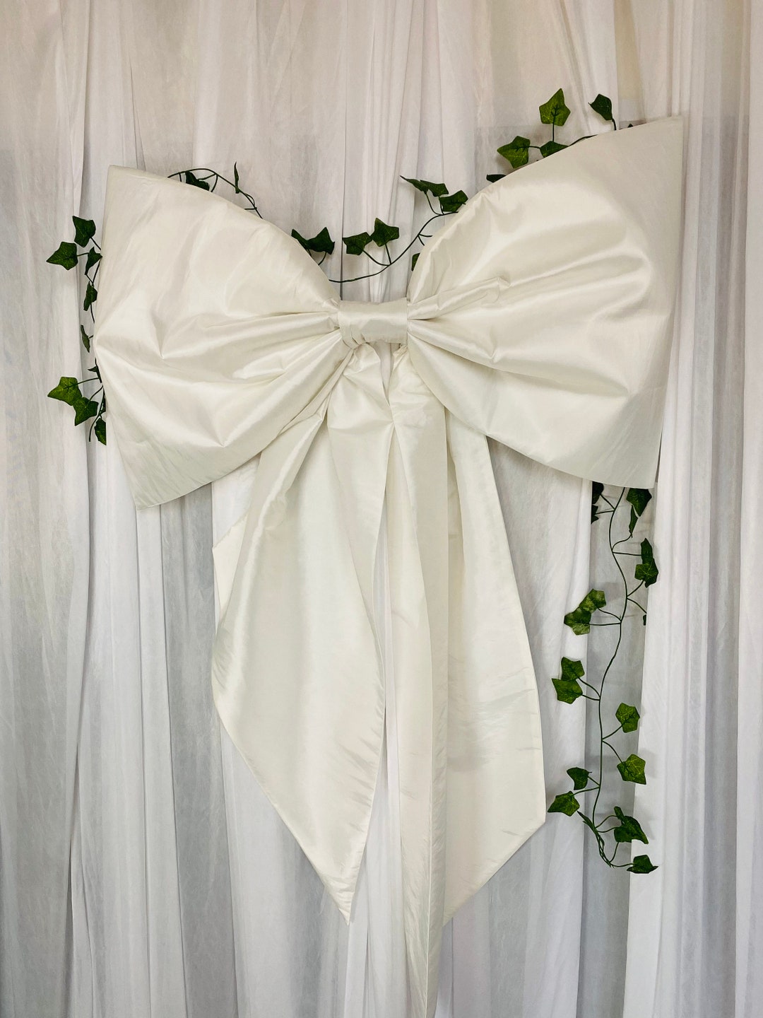 Large Ivory Taffeta Bow – Elegant Decorative Accent for Events ...