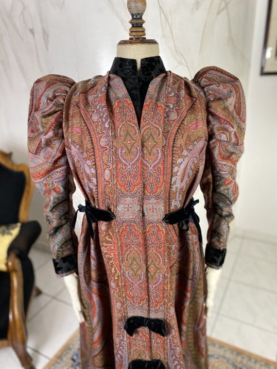 1895 Dressing Gown with Paisley Pattern, England, ant… - Gem