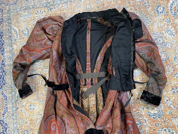 1895 Dressing Gown with Paisley Pattern, England, ant… - Gem