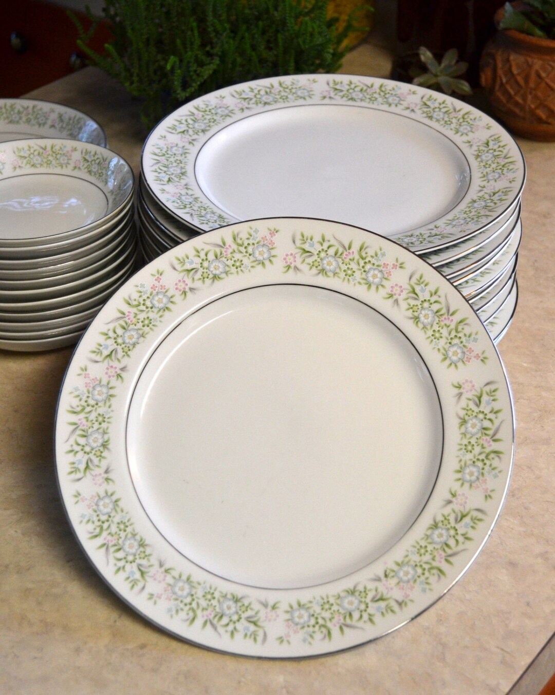 Taihei China Springtime DINNER PLATE Pink and Blue Flowers Green Leaves ...