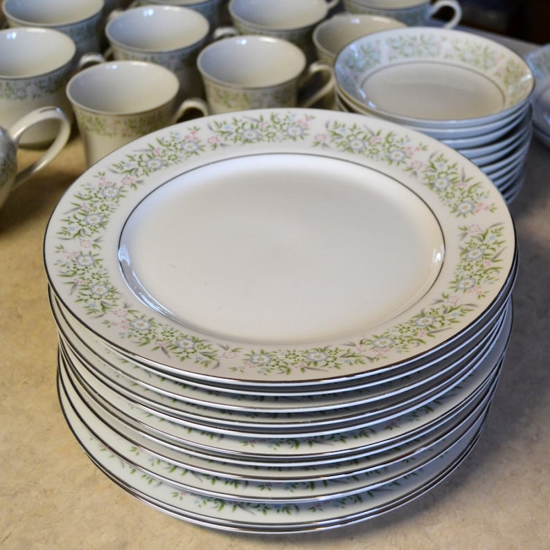 Taihei China Springtime DINNER PLATE Pink and Blue Flowers Green Leaves ...