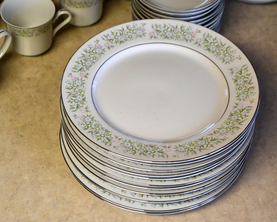 Taihei China Springtime DINNER PLATE Pink and Blue Flowers Green Leaves ...