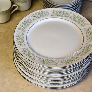 Taihei China Springtime DINNER PLATE Pink and Blue Flowers Green Leaves ...