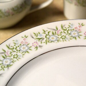 Taihei China Springtime DINNER PLATE Pink and Blue Flowers Green Leaves ...